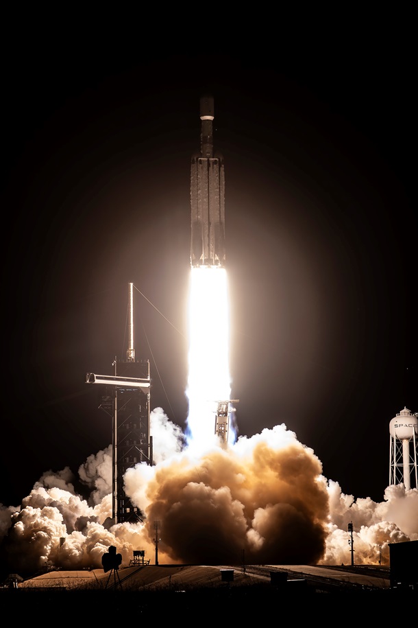 Spacex Launches Worlds Heaviest Commercial Satellite Into Space